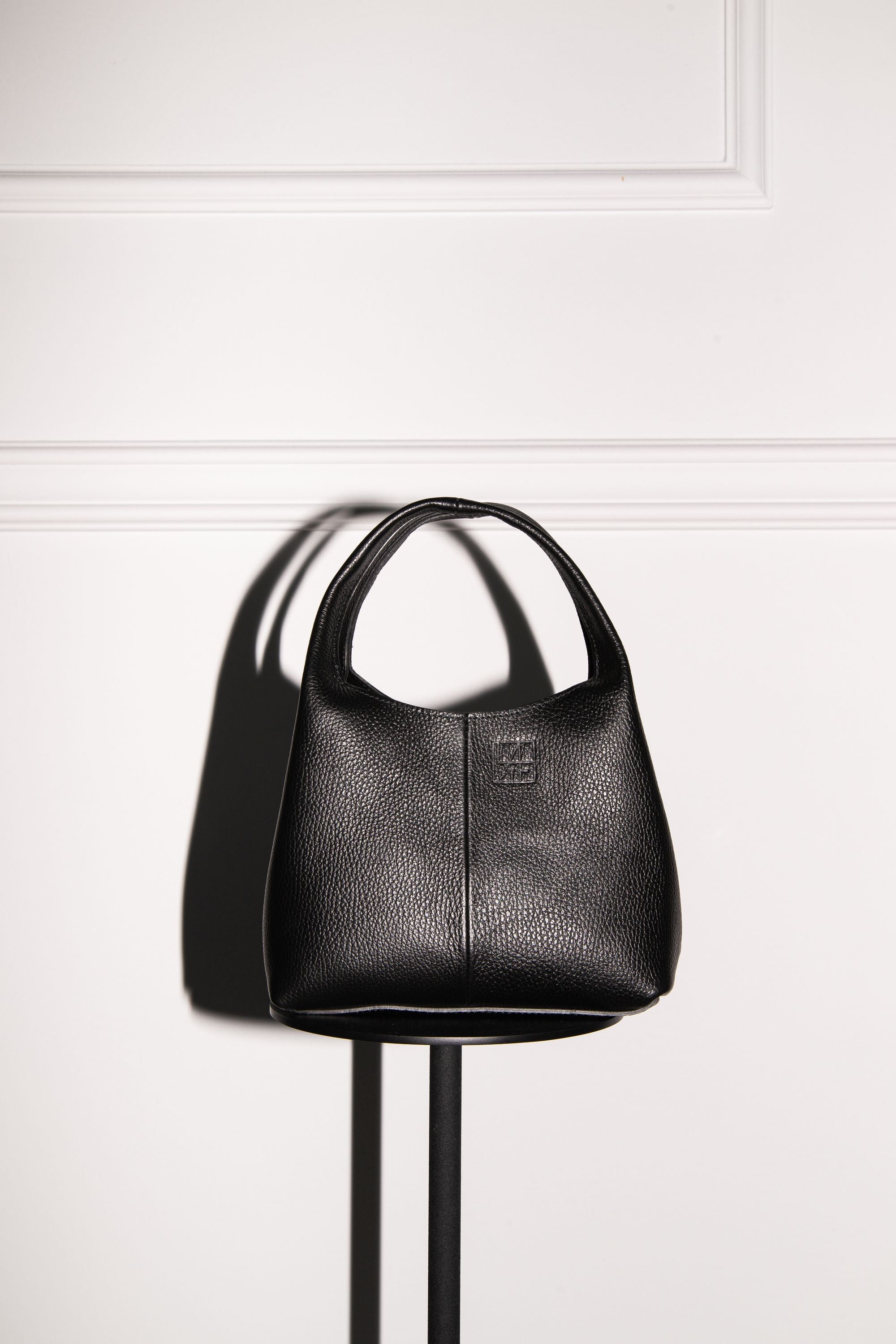 Mała torebka skórzana do ręki z paskiem - czarna - Muse – LAIF